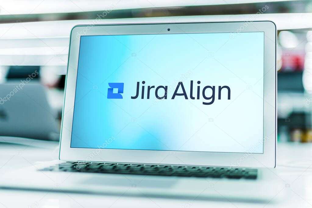 POZNAN, POL - 15 DE ABR DE 2021: Computadora port til que muestra el ...