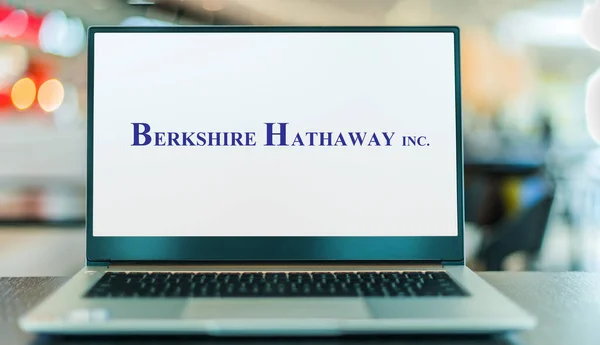 POZNAN, POL - OCT 1, 2021: Computadora portátil que muestra el logotipo ...