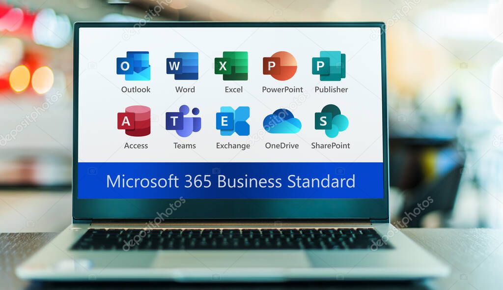 POZNAN, POL - OCT 13, 2021: Computadora portátil que muestra logotipos de Microsoft 365 Business ...