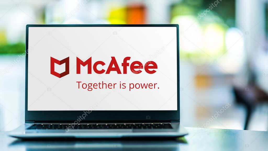 POZNAN, POL - 12 de junio de 2021: Computadora portátil que muestra el logotipo de McAfee, una ...