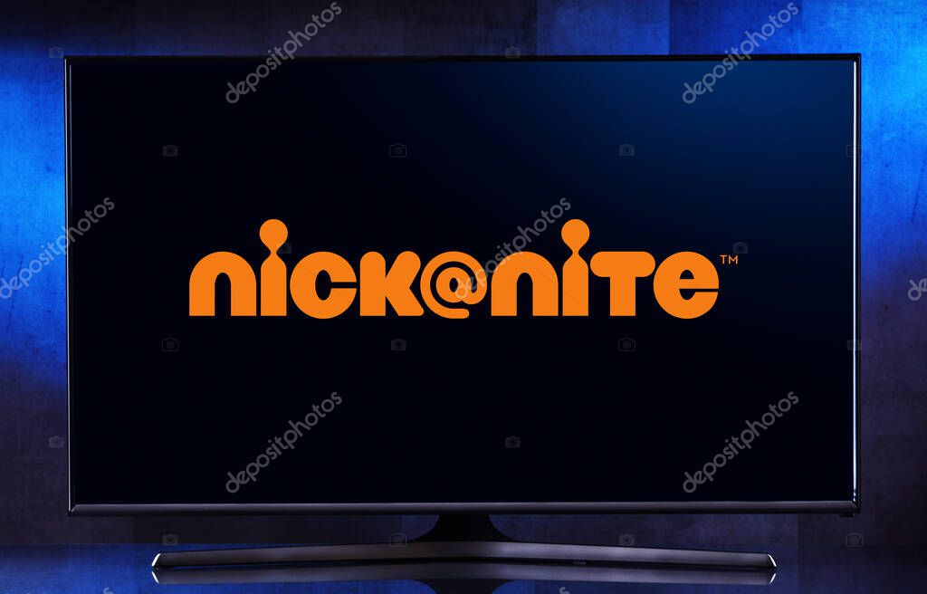 POZNAN, POL - 25 MAR 2022: Televisor de pantalla plana que muestra el logotipo de Nick at Nite ...
