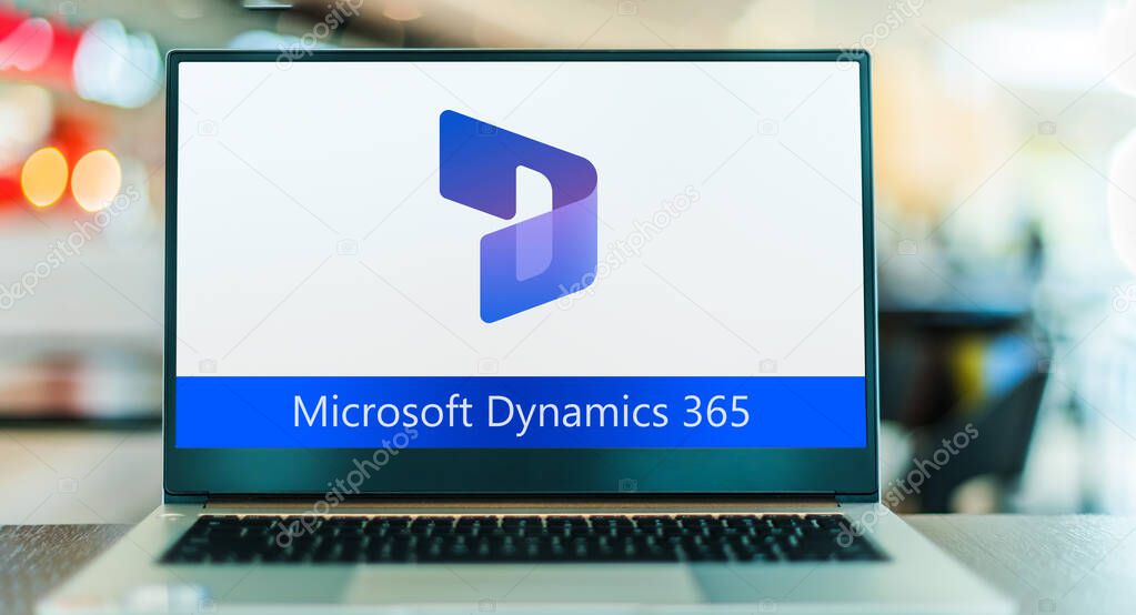 POZNAN, POL-APR 9, 2022: Computadora portátil que muestra el logotipo de Microsoft Dynamics 365 ...