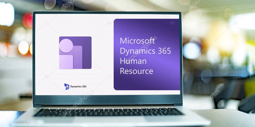 POZNAN, POL - 24 DE MAYO DE 2022: Computadora portátil que muestra el logotipo de Microsoft ...