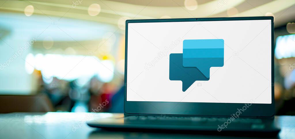 POZNAN, POL - 24 DE MAYO DE 2022: Computadora portátil que muestra el ...