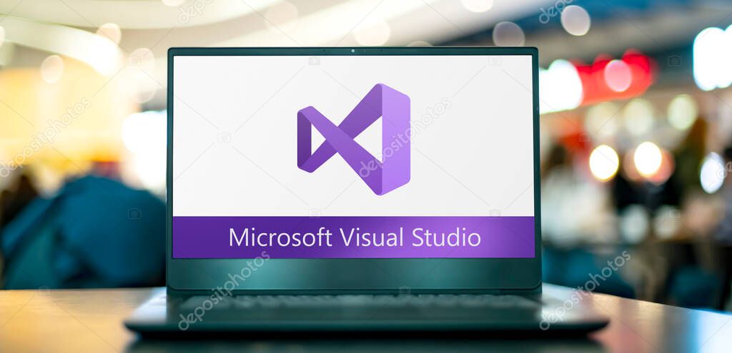 POZNAN, POL - SEP 8, 2022: Computadora portátil que muestra el logotipo ...