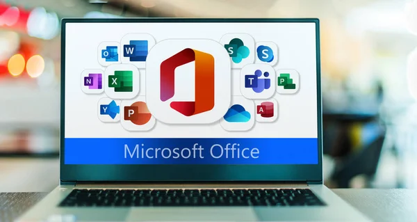 POZNAN, POL - SEP 28, 2022: Computadora port til que muestra logotipos de Microsoft Office, una ...