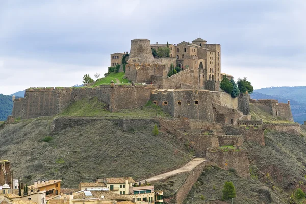 Castillo de Cardona es un famoso castillo medieval en Cataluña. 2025