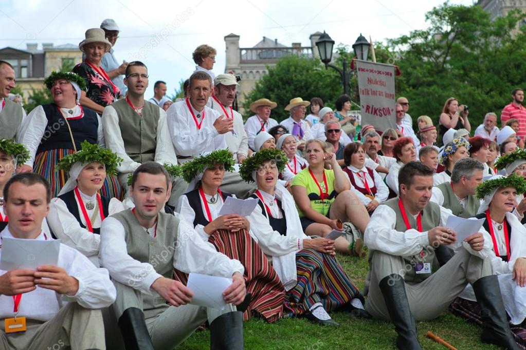 Riga, Letland - juli 06: mensen in klederdracht in de latvi ...