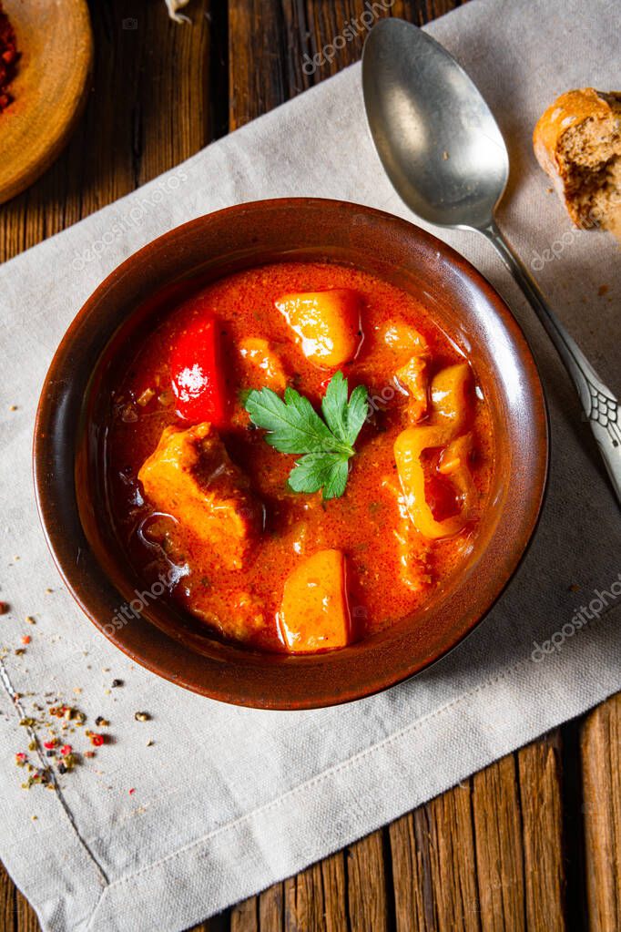Sopa de gulash húngaro en un caldero o olla 2023