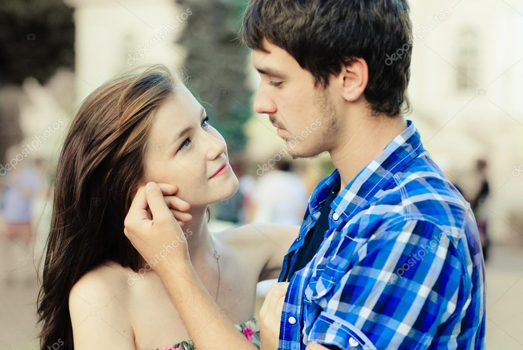 Feliz Joven Pareja Enamorada En La Ciudad Fotografía De Stock