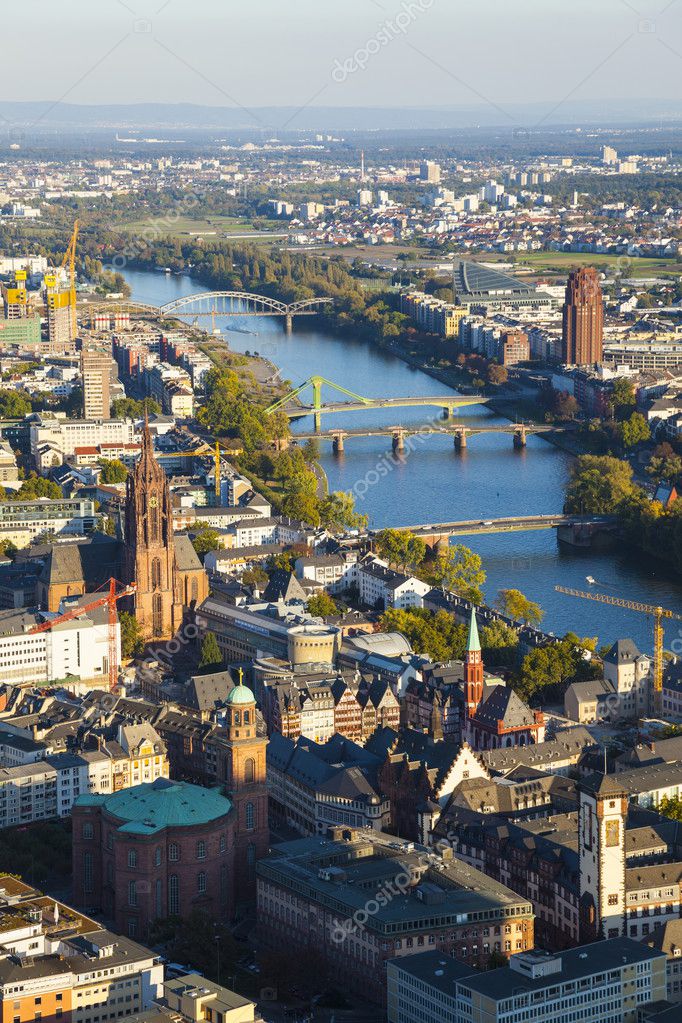 Aérea de Fráncfort del Meno con vistas al río Meno: fotografía de stock ...