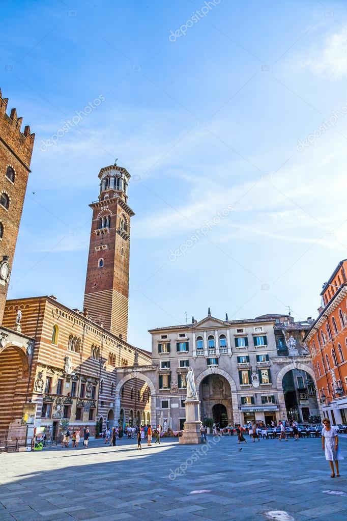 Torre dei Lamberti in Piazza delle Erbe, Verona – Stock Editorial Photo ...