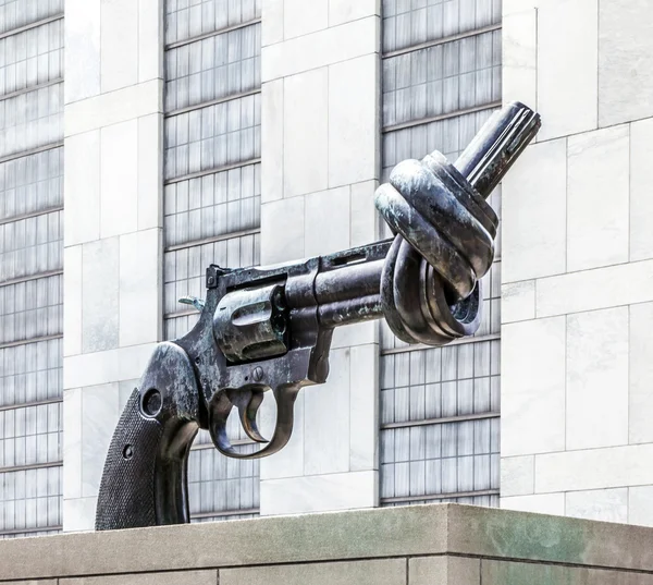 Gun tied in a knot outside UN headquarters – Stock Editorial Photo ...