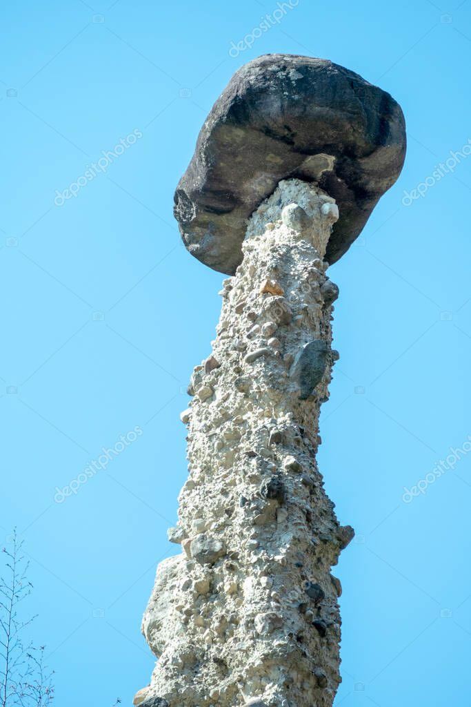 Formaciones rocosas, tambi n conocidas como chimeneas de hadas, pir mides terrestres, hoodoos ...