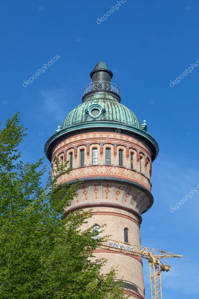 Wiesbaden, Alemania - 23 de abril de 2021: sitio de construcción en la torre de agua en ...