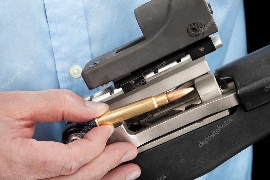 Hombre cargando rifle de asalto 2024