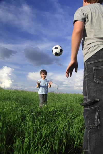 10,000,000+ imágenes de Niños jugando pelotas libres de derechos ...