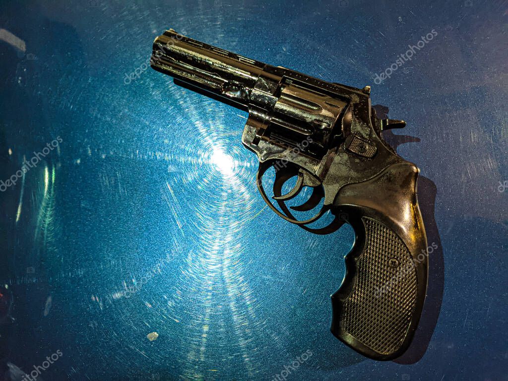 gran pistola negra. viejo revólver. pistola y auto. 2023