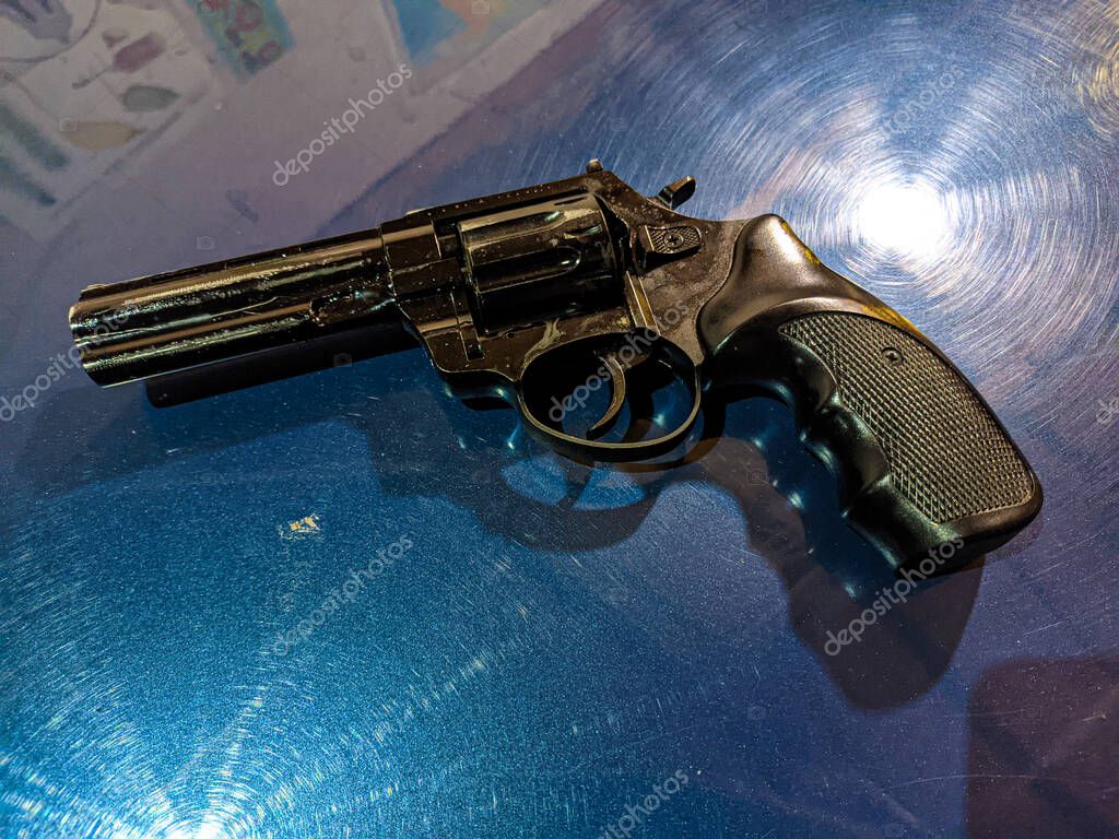 gran pistola negra. viejo revólver. pistola y auto. 2023