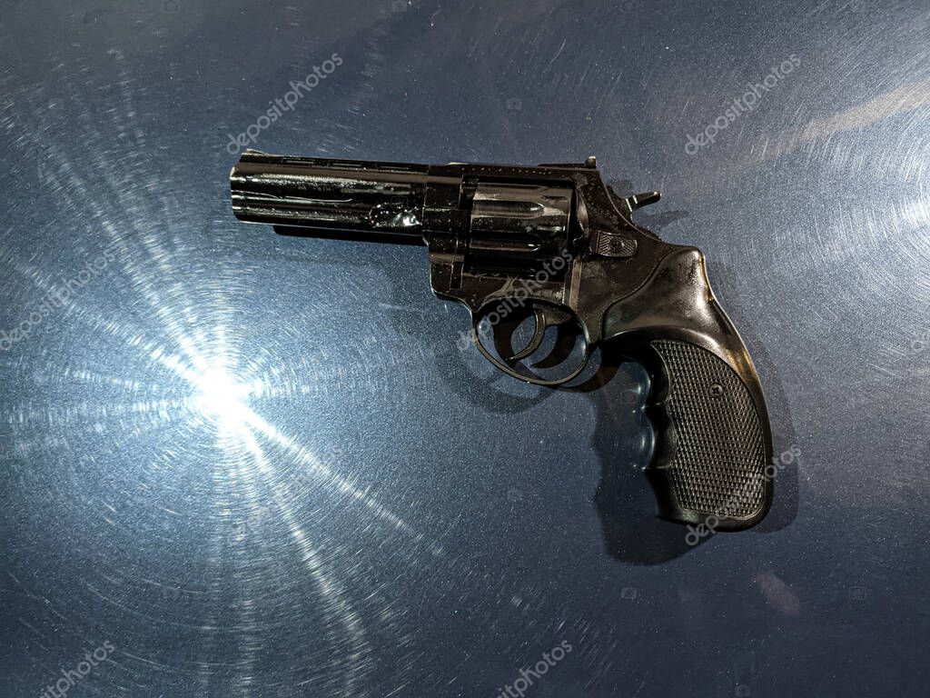 gran pistola negra. viejo revólver. pistola y auto. 2023