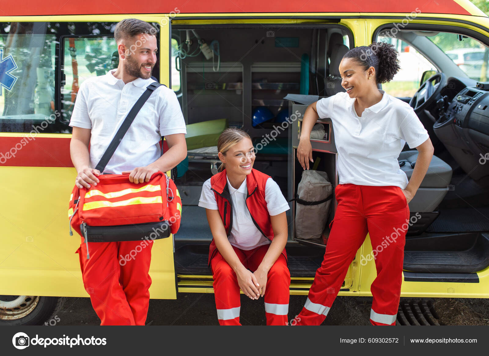 Sjukvårdare Och Läkare Står Sidan Ambulans Doktorn Bär Medicinsk Trauma ...