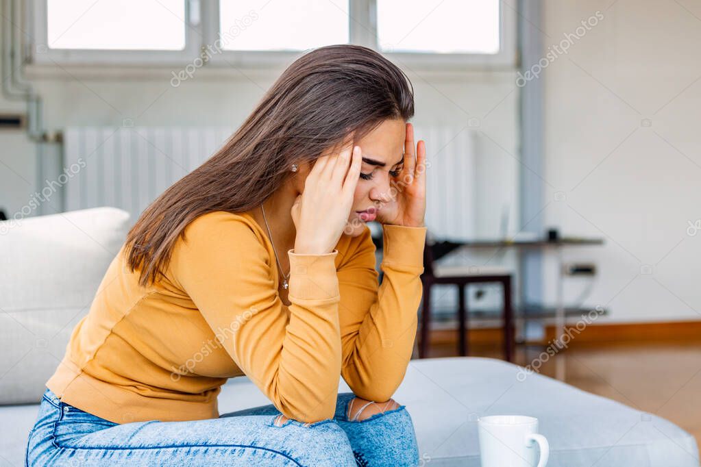 Dolor sinusal que causa dolor de cabeza muy doloroso. Una mujer enferma ...
