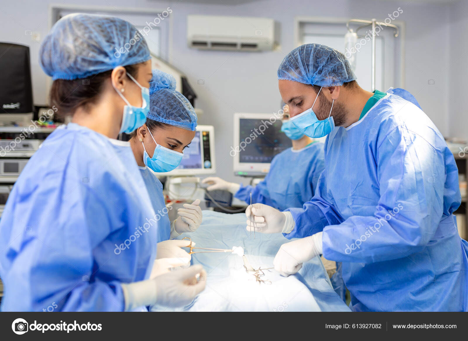 Equipo Quirúrgico Que Realiza Cirugía Quirófano Moderno Equipo Médicos ...