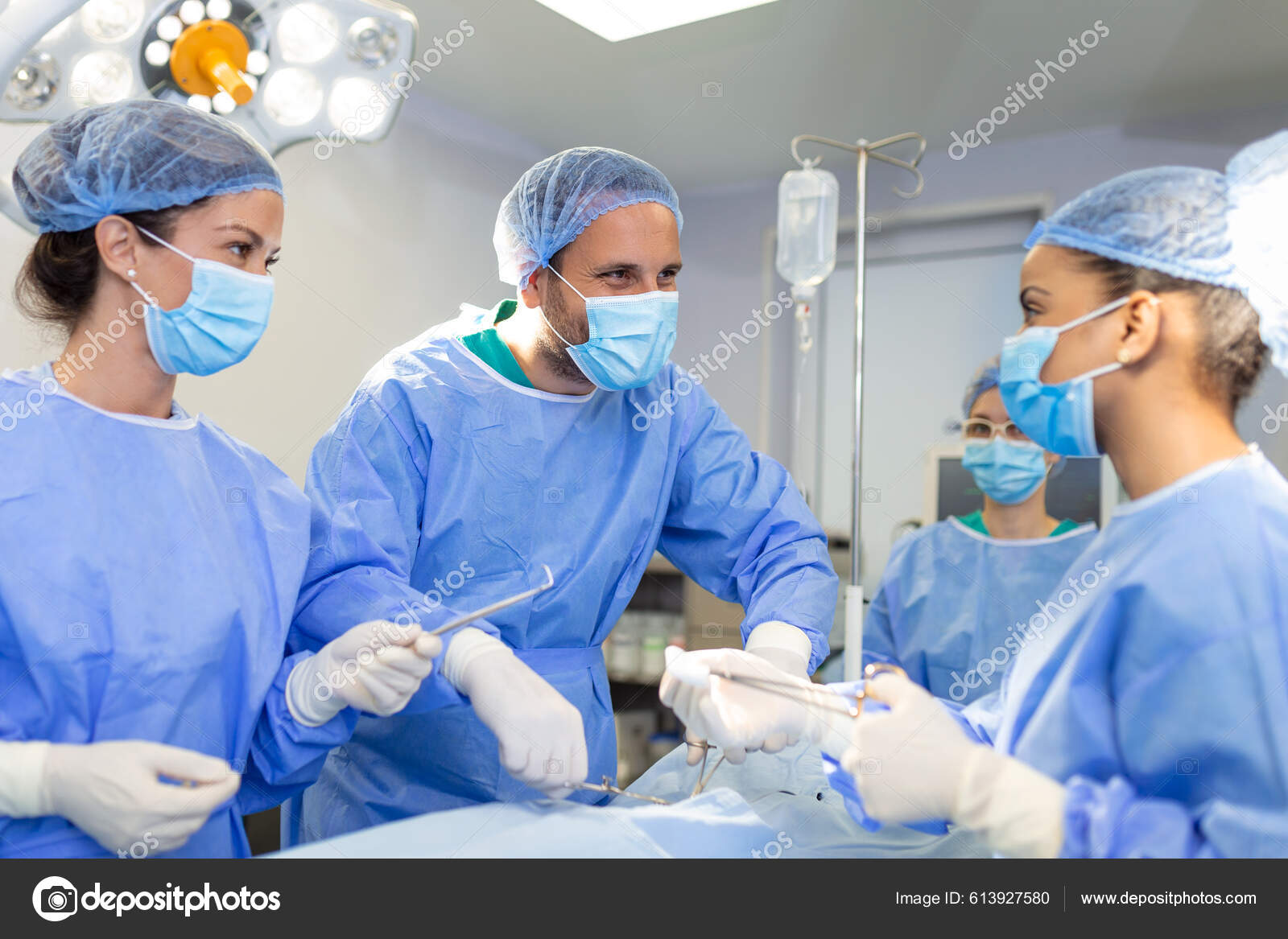 Cirujanos Hombres Mujeres Equipo Durante Una Operación Sobre Mesa ...