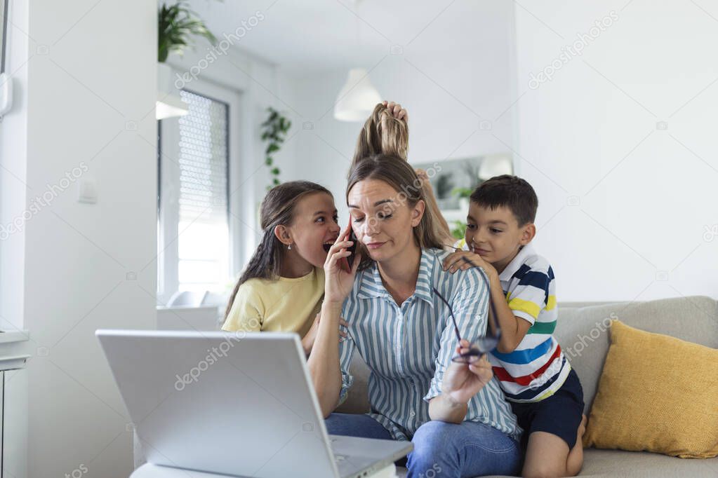 Madre molesta que tiene problemas con ruidosa hija traviesa e hijo ...