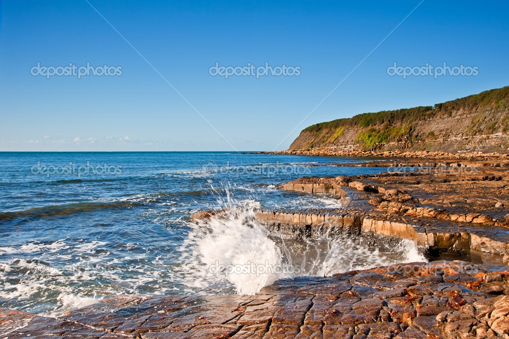 Kimmeridge Bay paisaje marino con salientes de roca que se extienden ...