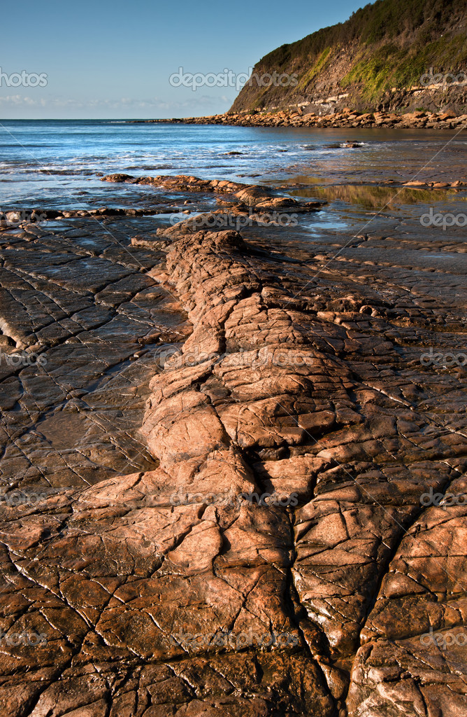 Kimmeridge Bay paisaje marino con salientes de roca que se extienden ...