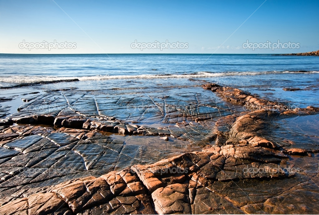 Kimmeridge Bay paisaje marino con salientes de roca que se extienden ...