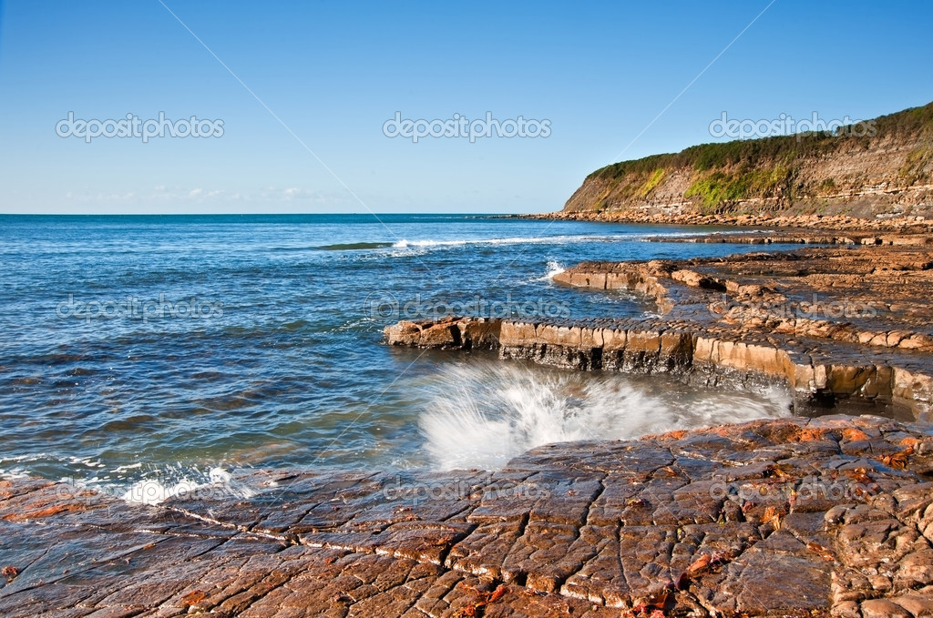 Kimmeridge Bay paisaje marino con salientes de roca que se extienden ...