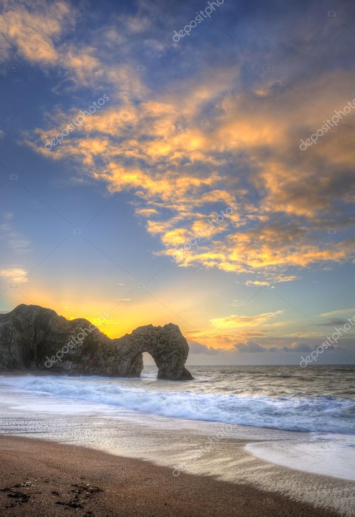 Coloridos amaneceres de invierno detrás de Durdle Door en Jurassic ...
