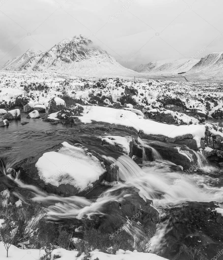 Blanco y negro Hermosa imagen de paisaje de invierno del río Etive en ...