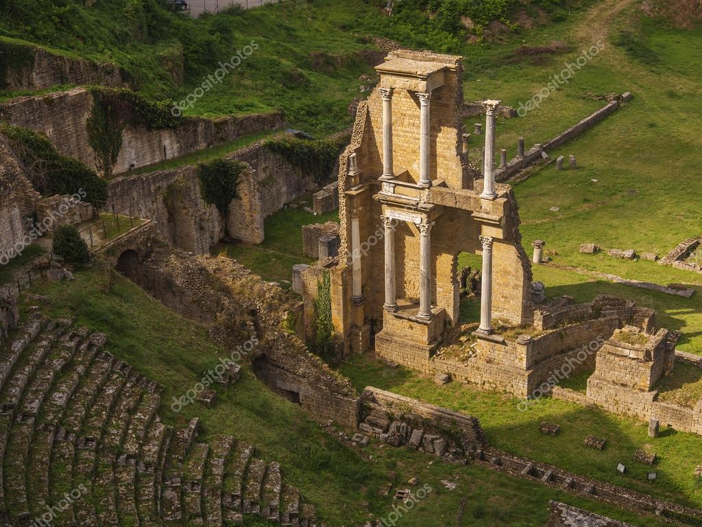 Ruina del anfiteatro romano en Voltera, Italia 2023