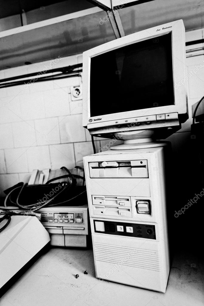 Old vintage computer in laboratory – Stock Editorial Photo © svedoliver ...