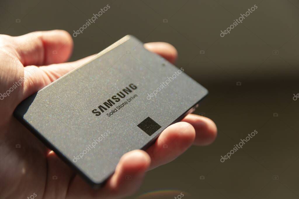 BUDAPEST, HUNGRÍA - CIRCA 2022: Samsung presenta otra unidad de estado ...