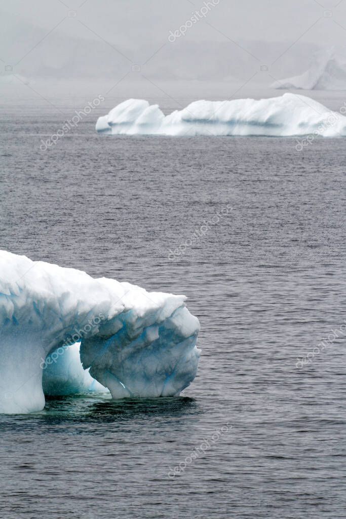 Ant rtida - Iceberg no tabular a la deriva en el oc ano - Ant rtida en un d a nublado ...