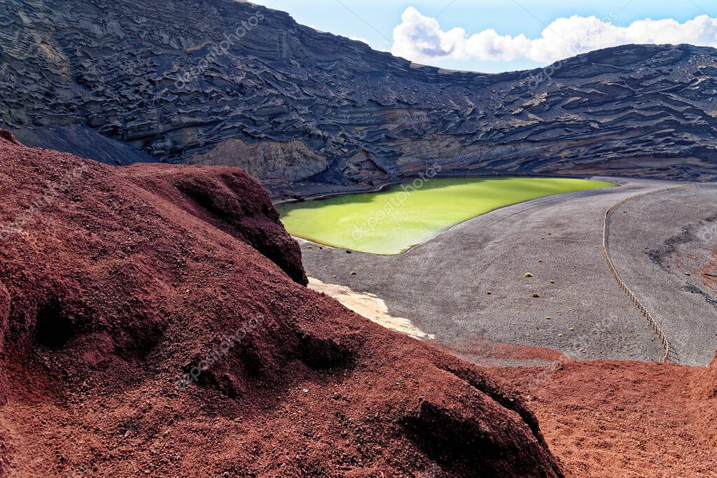 El Charco de los Clicos (Charco Verde) o Lago Verde, un lago verde del ...