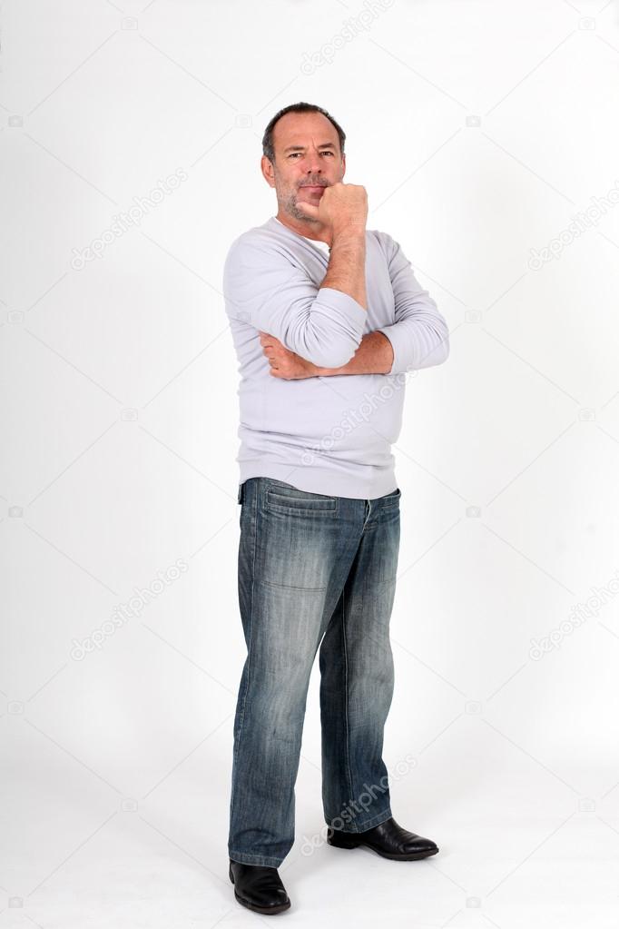 Senior hombre parado sobre fondo blanco con la mano en el mentón — Foto ...