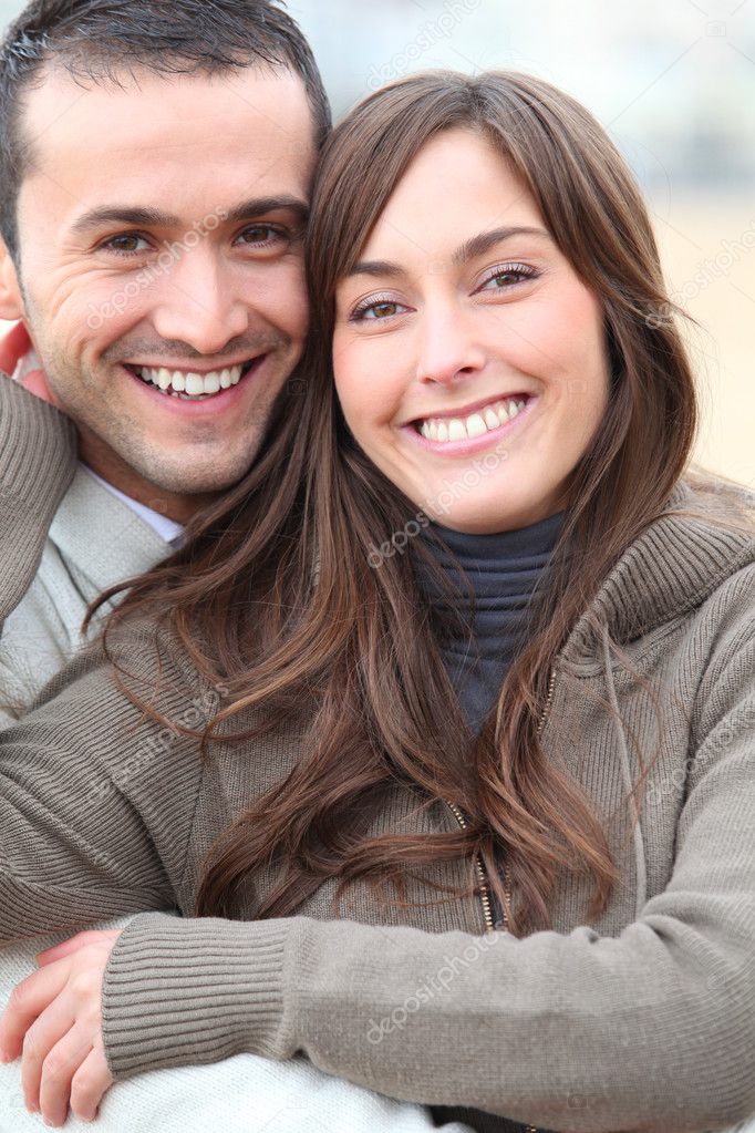 Pareja joven pasando un fin de semana en la playa en invierno — Foto de ...
