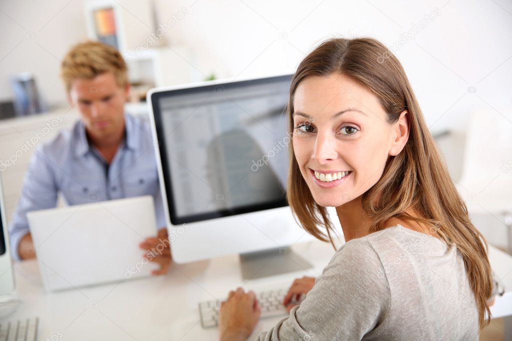 Employé De Bureau Devant Le Bureau Image Libre De Droit Par Goodluz