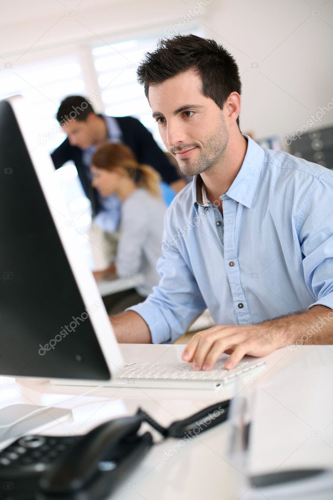 Man working on desktop computer — Stock Photo © Goodluz #35265587