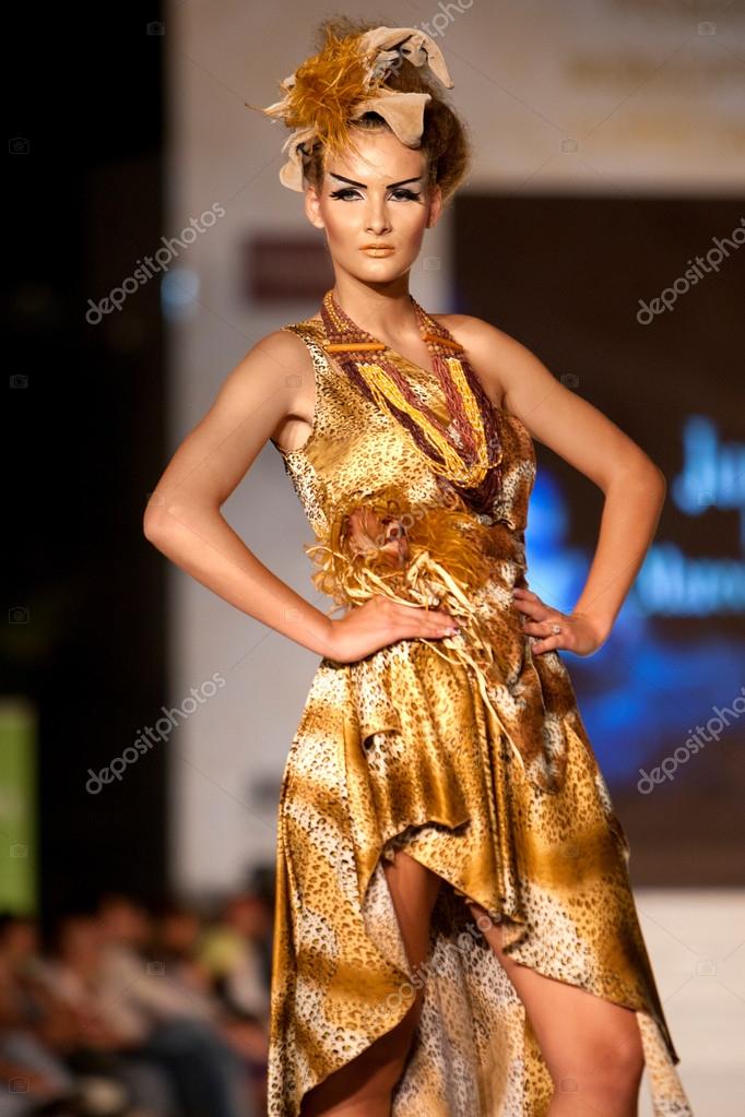 Modelo de moda viste ropa hecha por Marcela Cuzic 2023