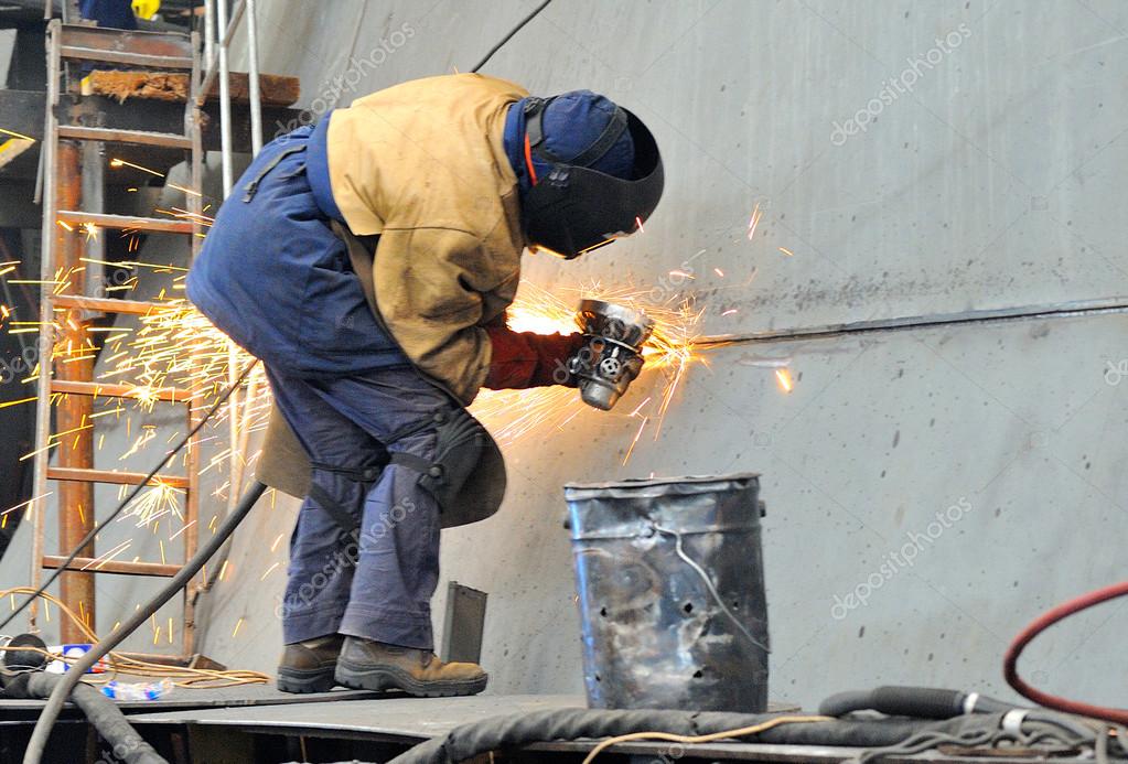 Un soudeur travaillant au chantier naval de jour — Photographie ...