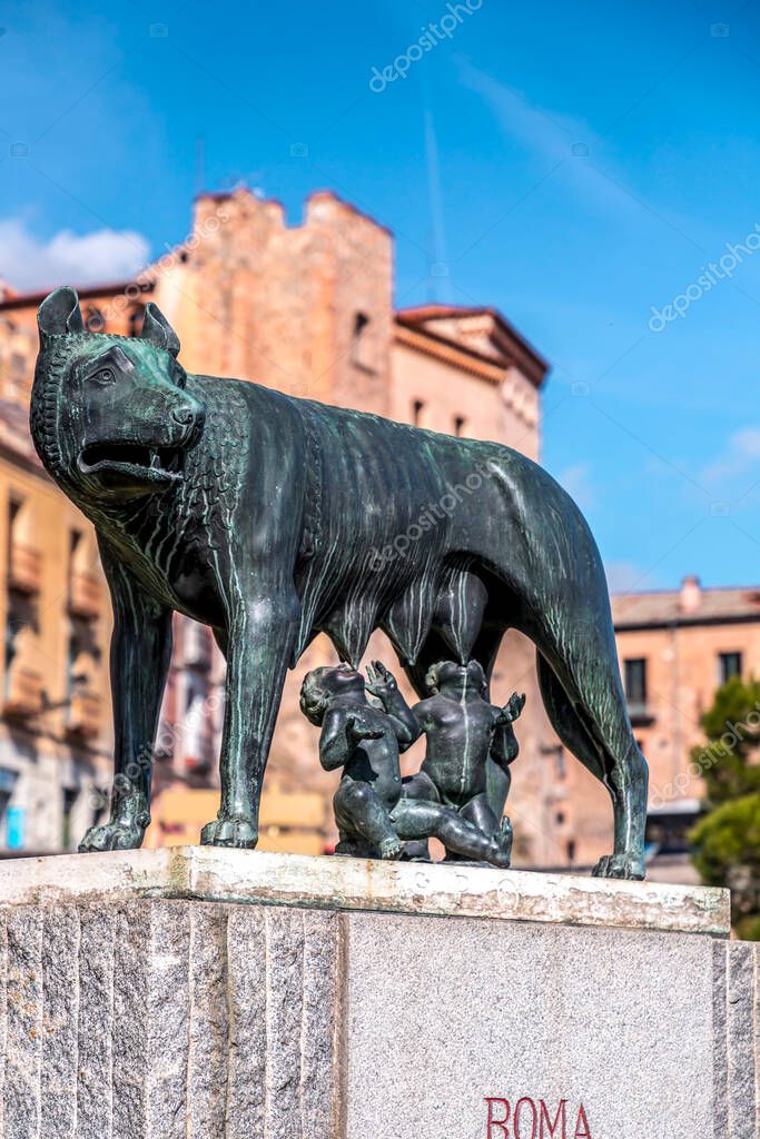 Segovia, España-18 de febrero de 2022: La estatua del Lobo Capitolino ...