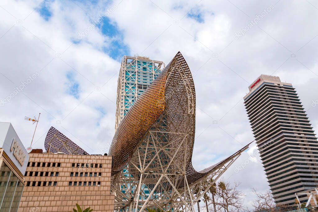 Barcelona, España - 13 de FEB de 2022: La gigantesca escultura Gold ...