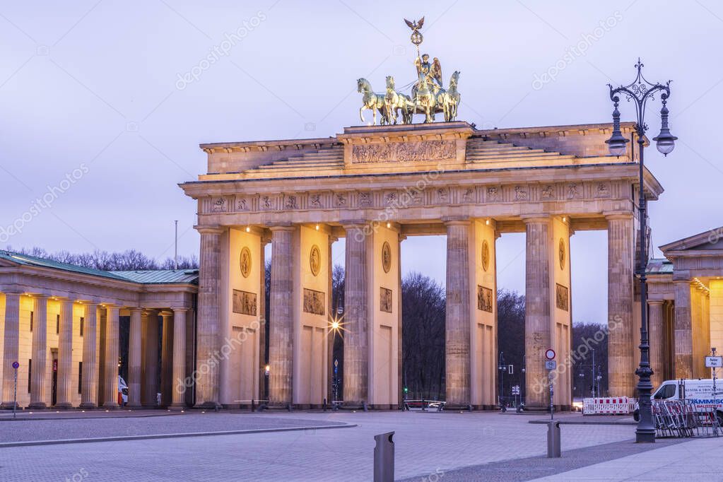 Berlín, Alemania - 17 de diciembre de 2021: El famoso hito de la Puerta de Brandeburgo o ...