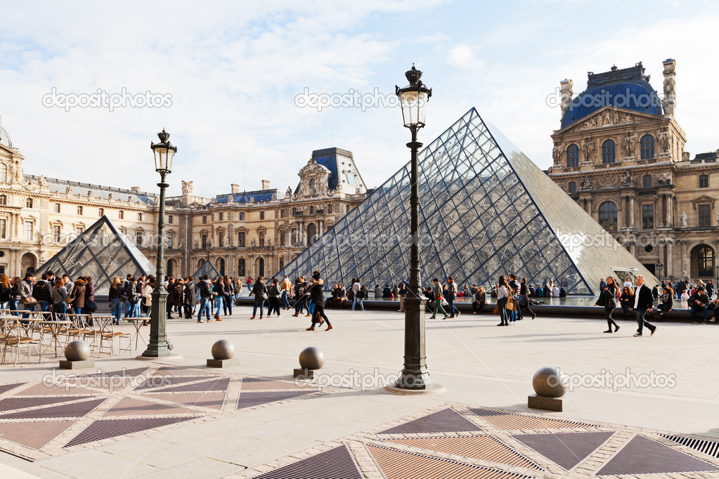 El Palacio del Louvre y la Pirámide, París 2024